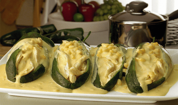 Comidas típicas mexicanas. : Chiles rellenos de pollo.